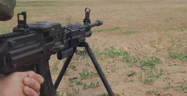 稳！QJB-201班用机枪实弹射击画面罕见曝光_腾讯新闻