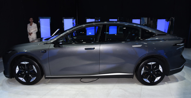 售价15.69-17.39万，长安深蓝SL03新款上市，和比亚迪打价格战？_腾讯新闻