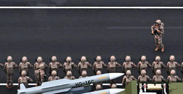 红旗16C首次亮相阅兵式，助力国产054A型护卫舰升级成防空舰_腾讯新闻