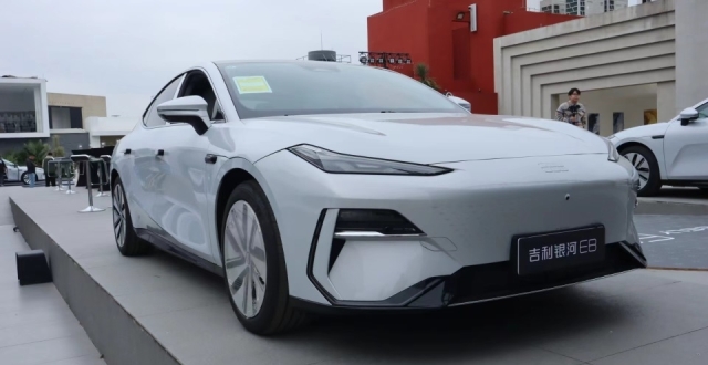 静态体验银河E8，45英寸8K带鱼屏和SEA浩瀚架构都给你安排上_腾讯新闻