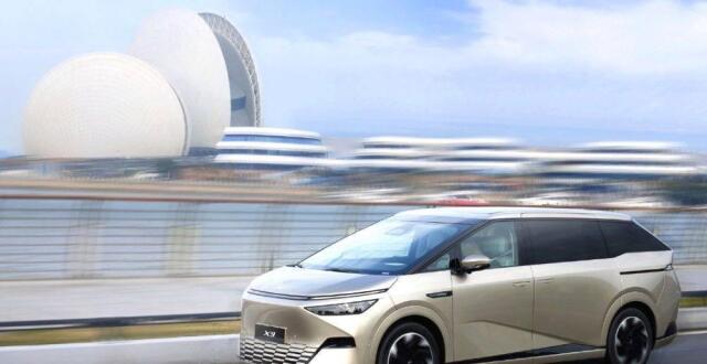 看了理想MEGA定价，小鹏X9、问界M9都松了口气？_腾讯新闻