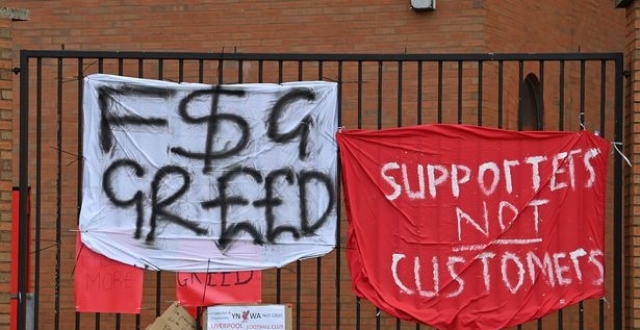 FSG out！利物浦球迷计划在周末比赛中打出芬威滚蛋的标语_腾讯新闻