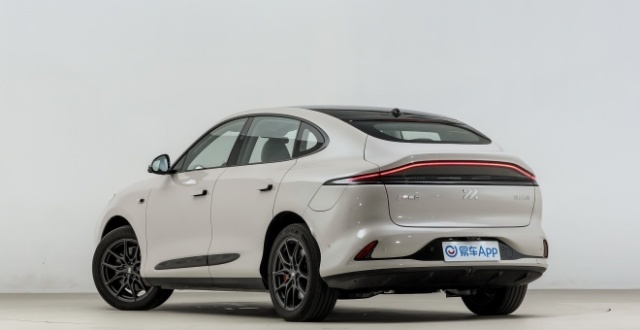 全新智己LS6上市12小时大定破6000台 上市权益价21.69万元起_腾讯新闻