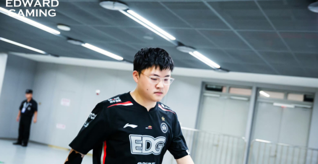 LOL：EDG不敌LNG后还有机会，久哥破防怒喷辅助白莲花，Uzi躺输_腾讯新闻