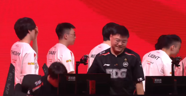 赢EDG小虎大喊nice，却没有回答怎么“秒乌兹”，香锅笑了：他不敢说_腾讯新闻