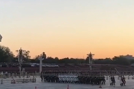 五一劳动节，北京天安门举行升国旗仪式 游客现场观礼场面震撼_腾讯新闻