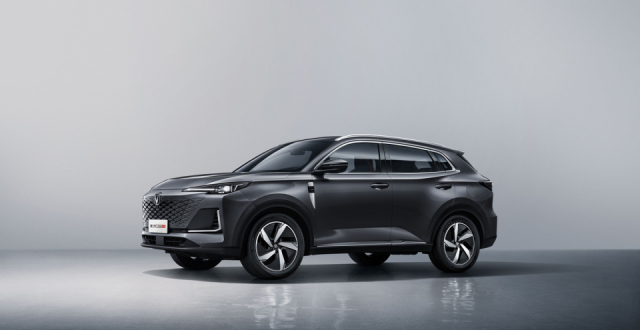 搭载新蓝鲸500Bar发动机 长安第三代CS55PLUS补贴后低至6.79万起_腾讯新闻