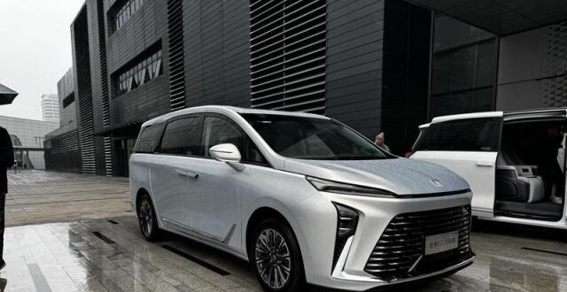 全新别克GL8陆尊正式上市 售26.99万元起_腾讯新闻