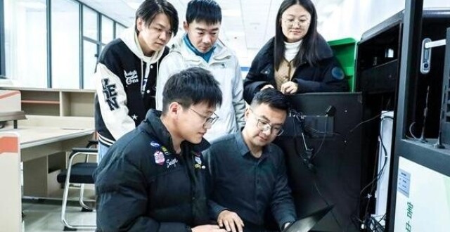 这群青年师生上演“虫口夺粮”_腾讯新闻