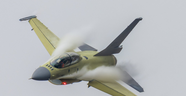 海外谈中国：台湾地区将在2026年底前接收66架定制版F-16V战斗机_腾讯新闻