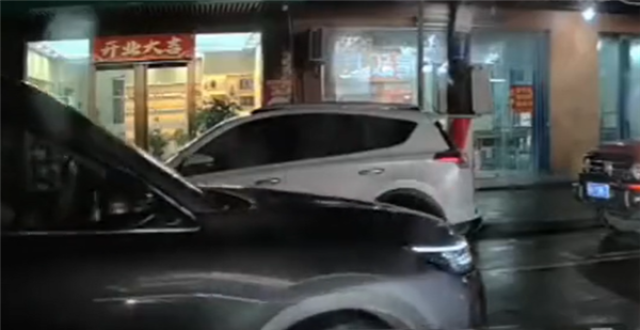 双重安全！两台问界M7“狭路相逢”：同时触发AEB刹停_腾讯新闻