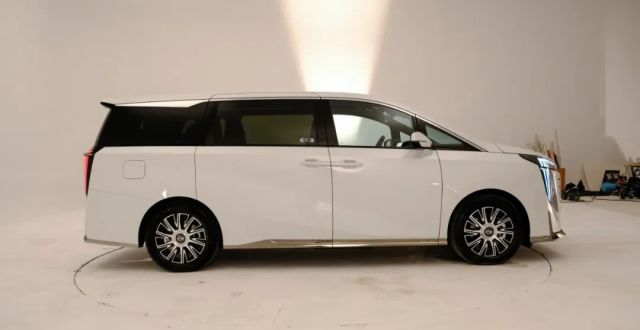 续航破1000km，二排比航空舱还舒服，腾势D9最大的对手来了_腾讯新闻