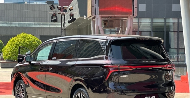 售17.99万元起 风行星海V9开启预售 搭载1.5T插混系统_腾讯新闻