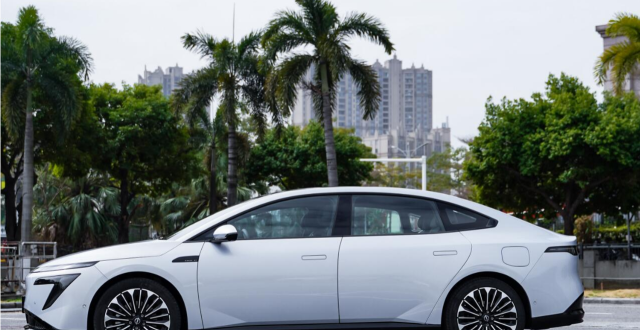 东风日产N7内饰实拍，配车载冰箱+电子怀挡，大过天籁+高阶智驾_腾讯新闻