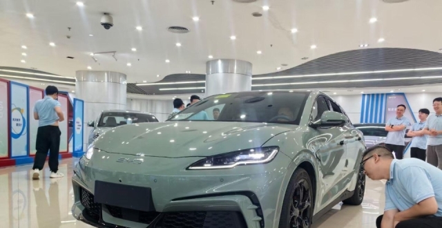 比亚迪海豹06GT现身，小钢炮造型+422马力，配后五连杆+FSD减震_腾讯新闻