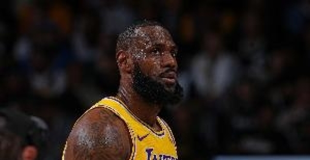 Skip：LBJ进三分后盯着快船替补席 你命中率仅30%啊 真的吗国王？_腾讯新闻