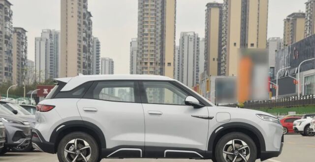 9.68万起 比亚迪元UP上市 A0级纯电SUV新卷王_腾讯新闻