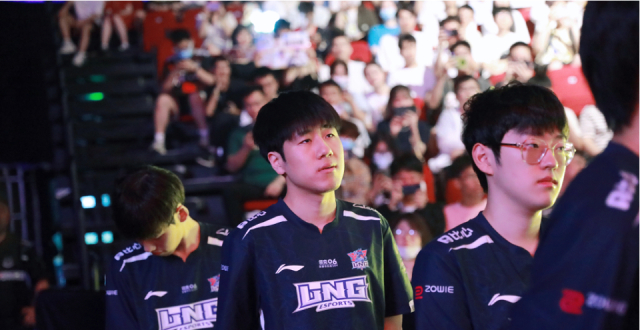 大爆冷！LNG惨遭1胜7负的IG横扫，粉丝破防，双C休赛期还留的住吗_腾讯新闻