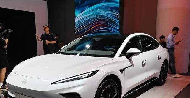 20万级纯电中型轿车大PK，飞凡F7 VS汉EV，到底谁更值得选？_腾讯新闻