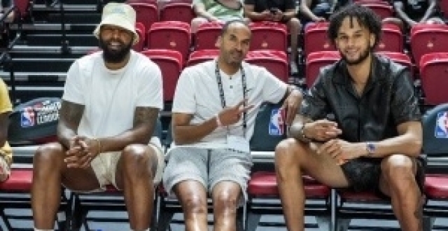 要回归达拉斯？马基夫-莫里斯与独行侠GM和莱夫利观看夏联比赛_腾讯新闻