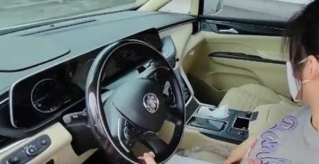 别克GL8的装潢频出故障，屡次维修不见好！4S店经理： 电子产品说不准……_腾讯新闻