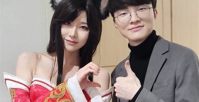 神似chovy的女主播夸faker：简直是“礼貌”本身，累了也坚持鞠躬_腾讯新闻