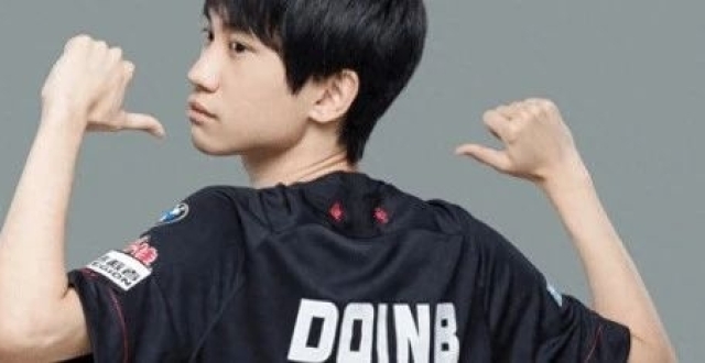 Doinb停播超一个月，网友调侃：“玛雅文明覆灭了”。Faker再捐赠3000万韩元：希望大家度过温暖的年末_腾讯新闻