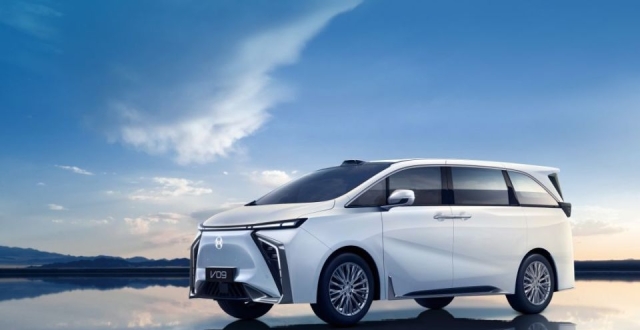 定位纯电豪华MPV 标配800V高压系统 合创V09上市售31.88万元起_腾讯新闻