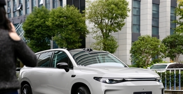 全新奔驰E级同款 零跑C10用上高通8295芯片：算力相当于两台iPhone_腾讯新闻