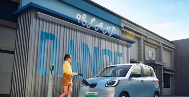 五菱宏光MINIEV四门版更多信息曝光 空间强大配置丰富_腾讯新闻