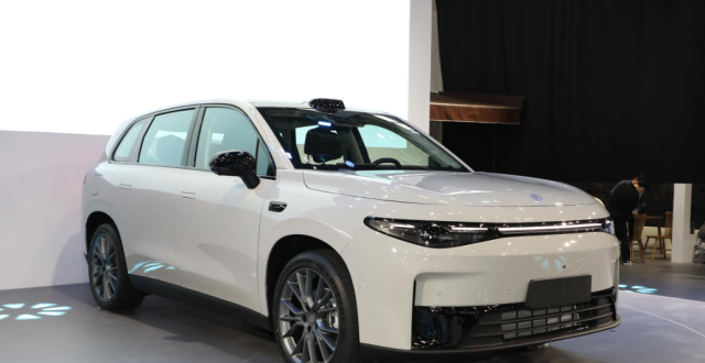 8295芯片+激光雷达上车，零跑C10配置曝光，或售11.98万起_腾讯新闻