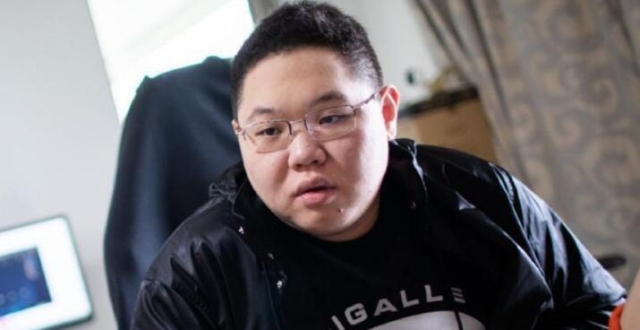 PDD点评如今的faker，直言他很拉垮，LOL不适合老年人玩_腾讯新闻