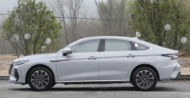 综合续航1400km，馈电油耗4.2L，1.5T插混奇瑞风云A8家用如何？_腾讯新闻