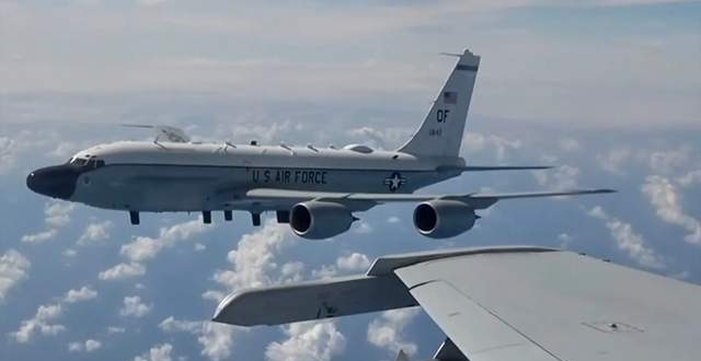 现场画面来了！歼16拦截美军RC135侦察机，还可以更近点_腾讯新闻