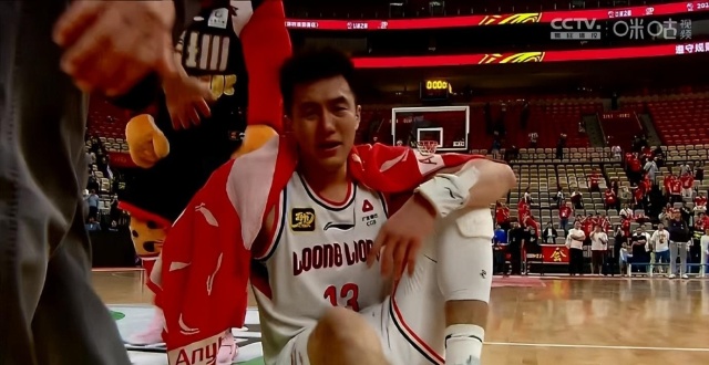 广州108-101深圳，郭艾伦迎CBA生涯第500场，砍下25分7助，赛后落泪：有人说我要退役了_腾讯新闻