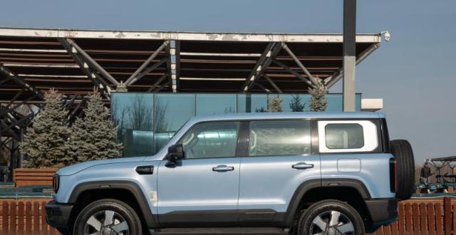 北京BJ40魔核电驱版实拍 1.5T增程混动/续航1200km 配三把锁_腾讯新闻