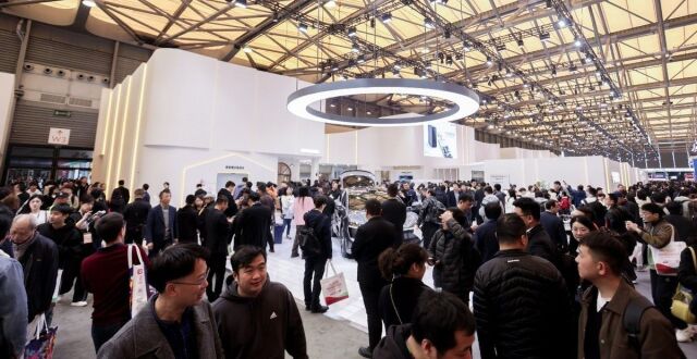 AWE2025开幕：AI科技赋能产业融合，AI生活引领未来潮流_腾讯新闻