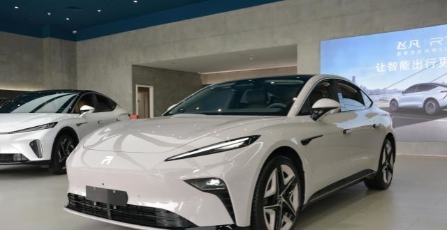 蔚来ET7同级 预售28万起 飞凡F7到店实拍_腾讯新闻