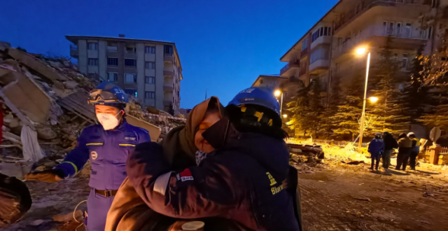 特写：土耳其街头的两个拥抱，胜过千言万语_腾讯新闻