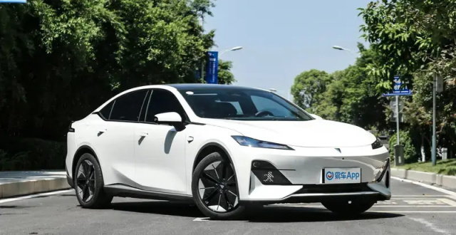 新款深蓝SL03纯电版上市 售15.69万元起_腾讯新闻