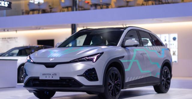 16万级唯一搭载5C超充的纯电SUV，极狐新阿尔法T5 _腾讯新闻