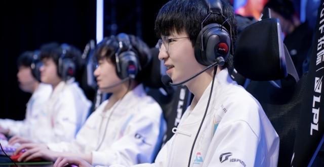 BLG2-0击败RNG，豪取5连胜！ELK猛如战神，bin惨遭单杀_腾讯新闻