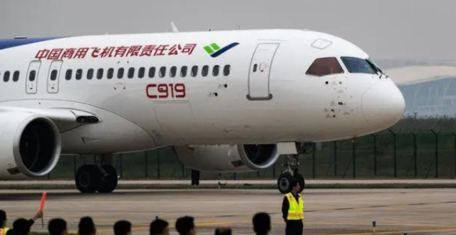C919首次商飞，130人抢鲜体验，机舱内合唱《歌唱祖国》_腾讯新闻