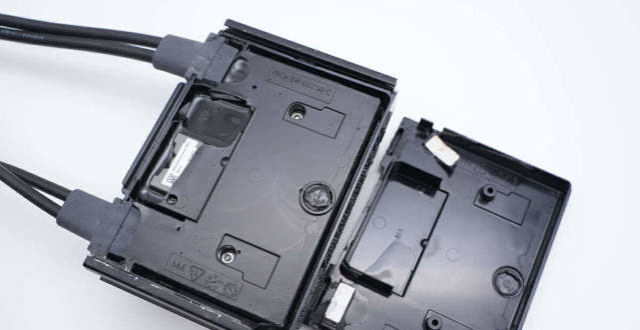 充电器看腻了？来个两斤重的硬货，SolarEdge 700W功率优化器拆解_腾讯新闻