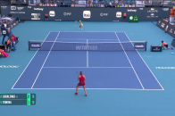 WTA1000迈阿密站1/32决赛：萨巴伦卡vs托莫娃丨恐怖的单板能力！萨巴伦卡正手发力一击压在边线上取分_腾讯新闻