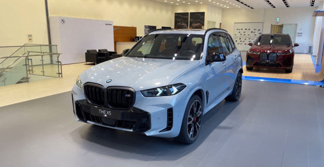 搭载4.4T V8发动机，中期改款宝马X5 M60i大量实拍图发布_腾讯新闻