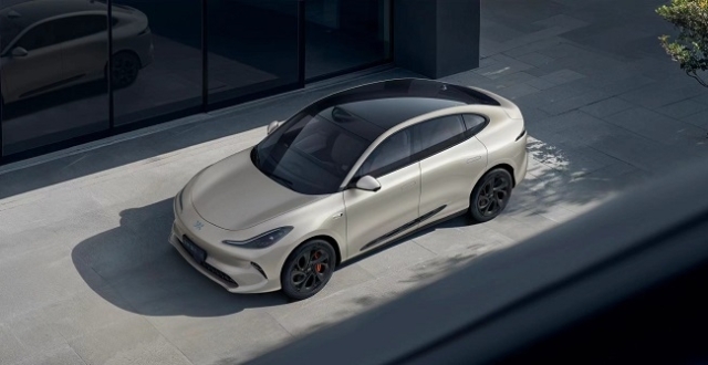 8295芯片+灵蜥数字底盘！全新一代智己LS6，将在成都车展亮相_腾讯新闻