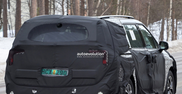 起亚新款MPV实车曝光！外观“撞脸”理想L8，尺寸超别克GL8_腾讯新闻