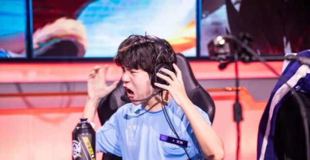 eStar耻辱一战！遭AG超玩会零封淘汰，赛后SK泪洒采访席，直言对不起队员！_腾讯新闻