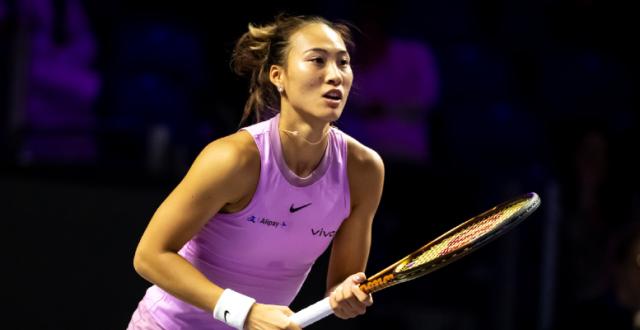 全场轰出12记Ace，仅丢两局！郑钦文2-0完胜，晋级WTA总决赛四强_腾讯新闻